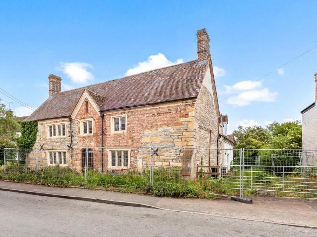 6 bedroom detached house for sale