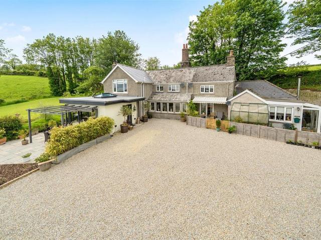 6 bedroom detached house for sale