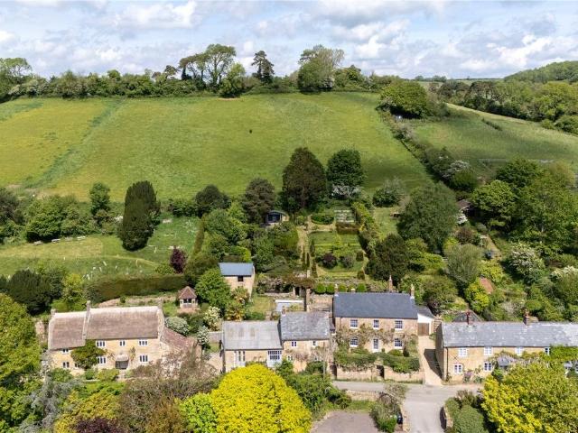 6 bedroom detached house for sale