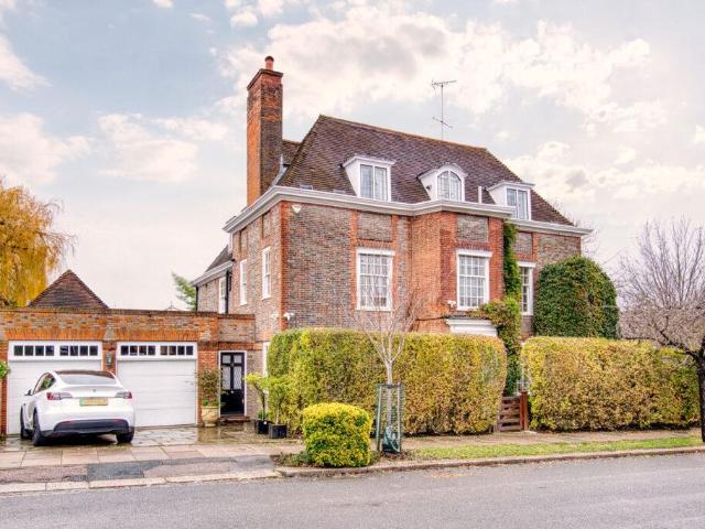 6 bedroom detached house for sale