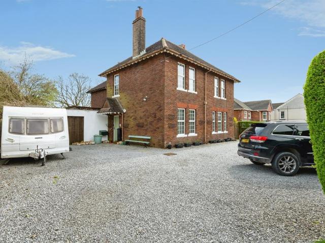 6 bedroom detached house for sale