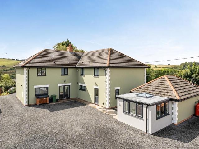 6 bedroom detached house for sale