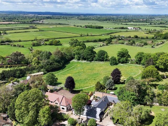 6 bedroom detached house for sale