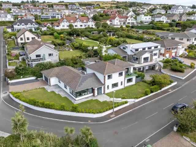 6 bedroom detached house for sale