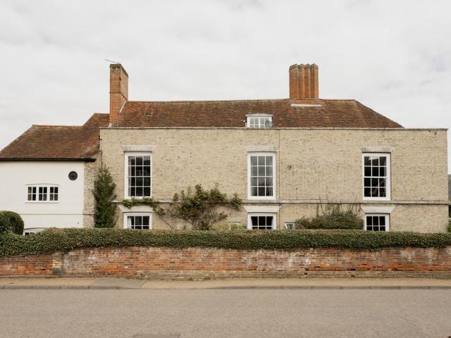 6 bedroom detached house for sale