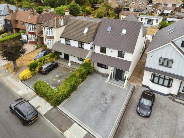 6 bedroom detached house for sale