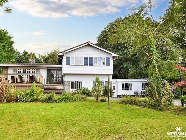 6 bedroom detached house for sale