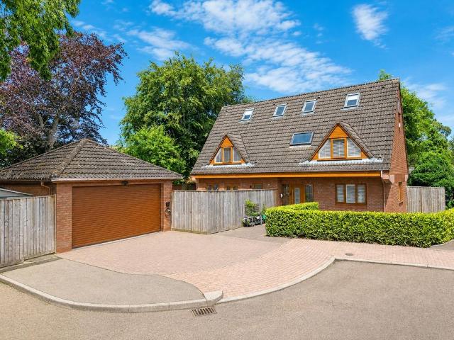 6 bedroom detached house for sale