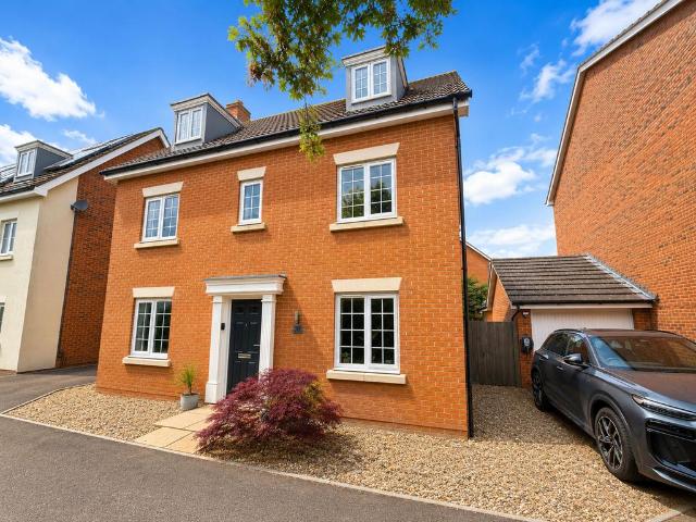 6 bedroom detached house for sale