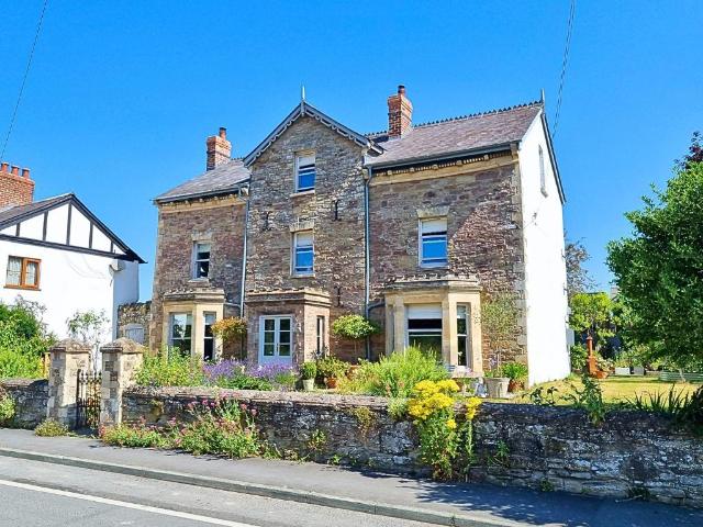 6 bedroom detached house for sale