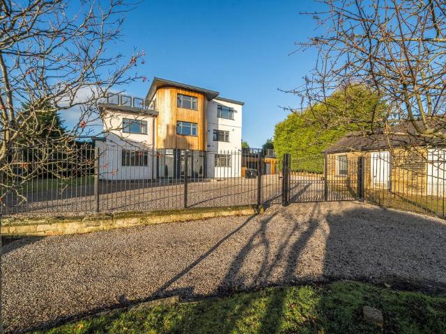 6 bedroom detached house for sale