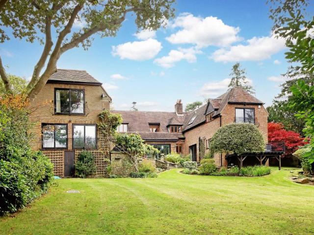 6 bedroom detached house for sale