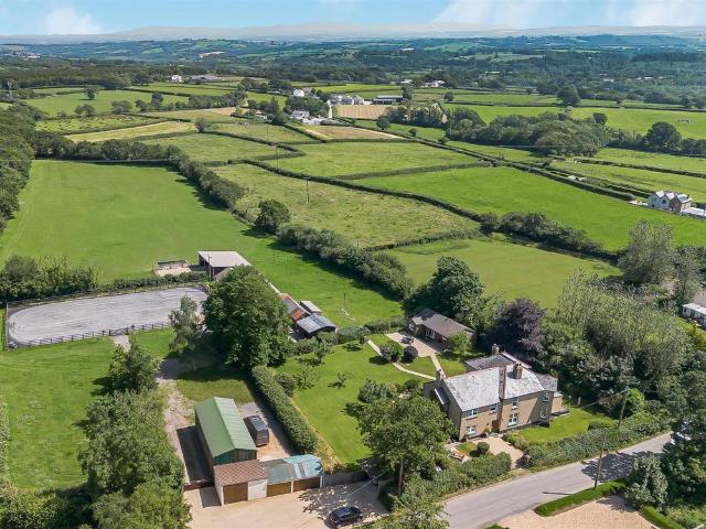 6 bedroom detached house for sale
