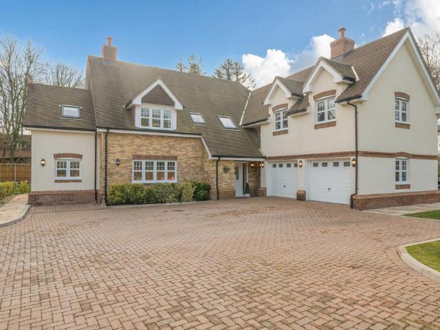 6 bedroom detached house for sale