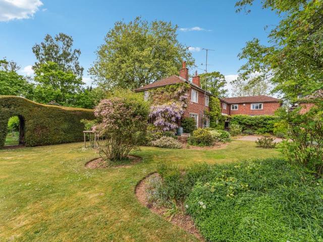 6 bedroom detached house for sale