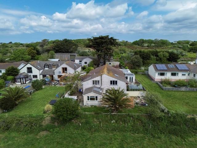 6 bedroom detached house for sale