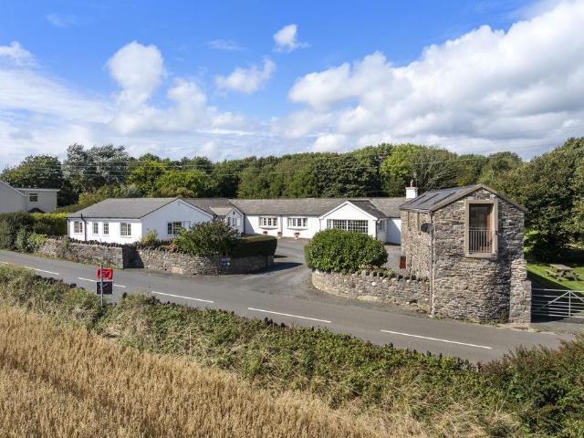 6 bedroom detached house for sale