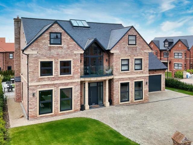 6 bedroom detached house for sale