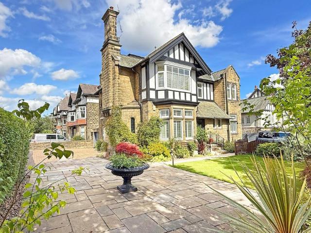 6 bedroom detached house for sale