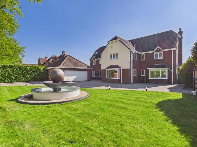 6 bedroom detached house for sale