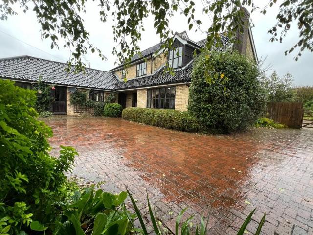 6 bedroom detached house for sale