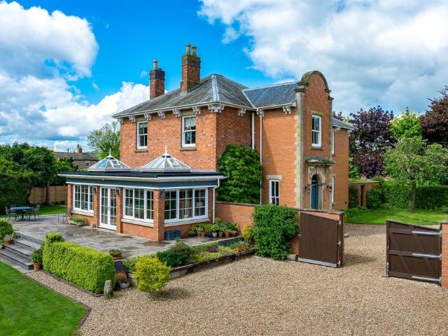 6 bedroom detached house for sale