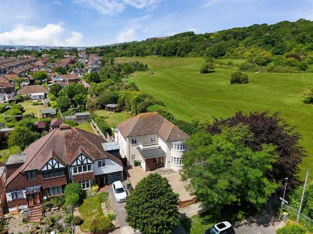 6 bedroom detached house for sale
