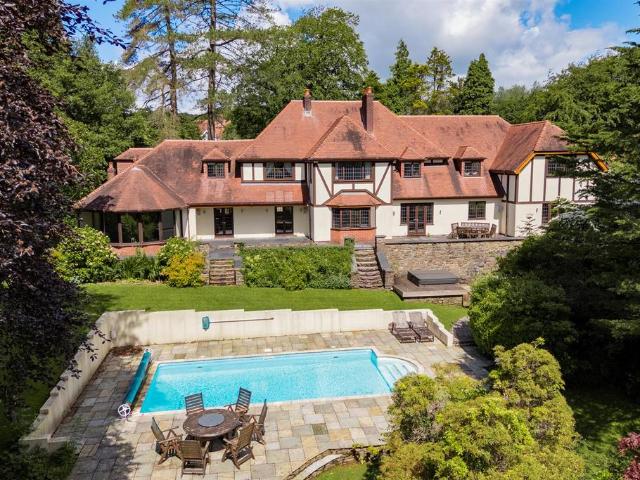 6 bedroom detached house for sale