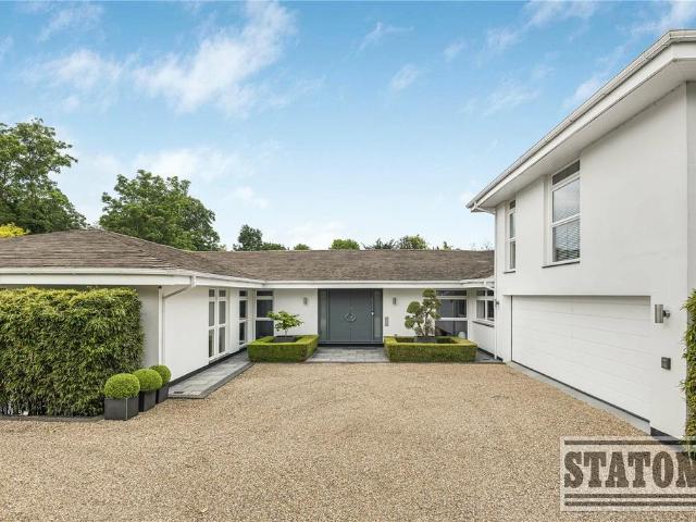 6 bedroom detached house for sale