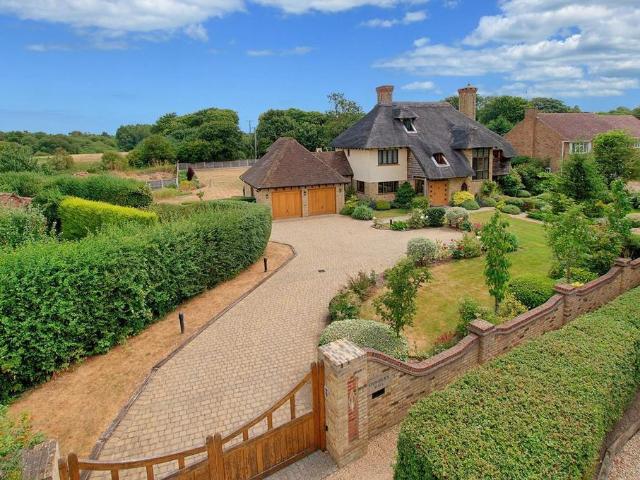 6 bedroom detached house for sale