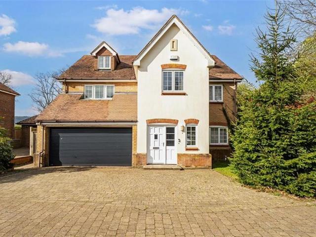 6 bedroom detached house for sale