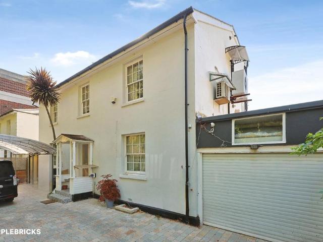 6 bedroom detached house for sale