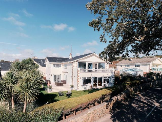 6 bedroom detached house for sale