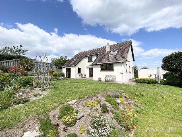 6 bedroom detached house for sale