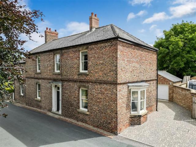 6 bedroom detached house for sale