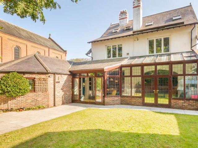 6 bedroom detached house for sale