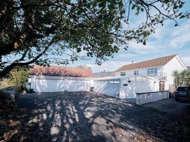 6 bedroom detached house for sale