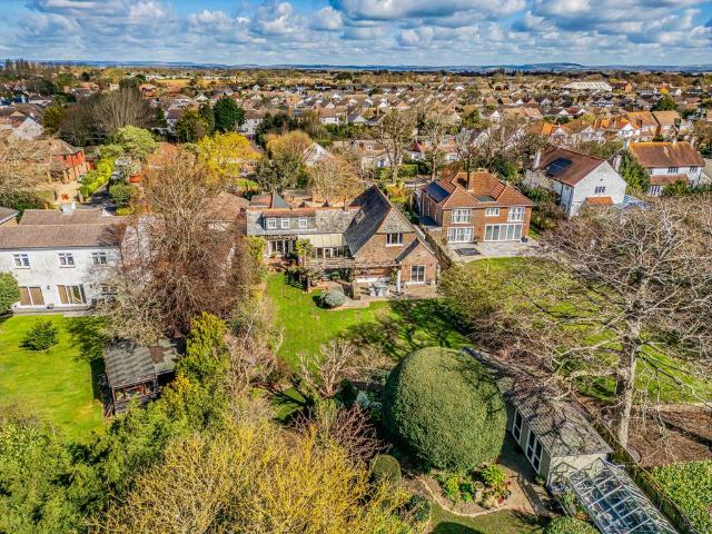 6 bedroom detached house for sale