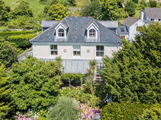 6 bedroom detached house for sale