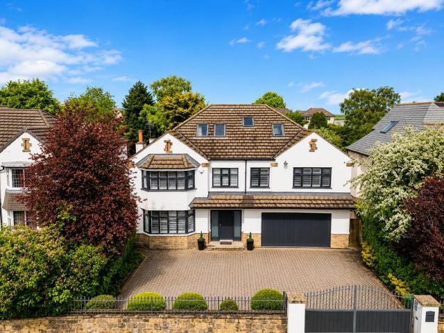 6 bedroom detached house for sale