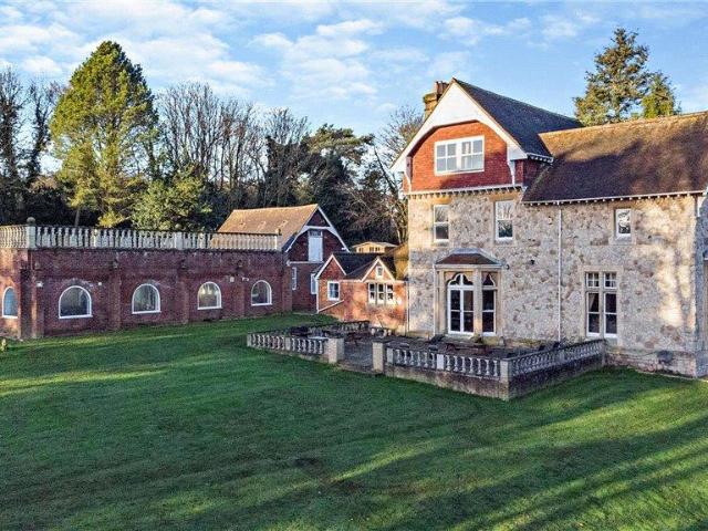 6 bedroom detached house for sale