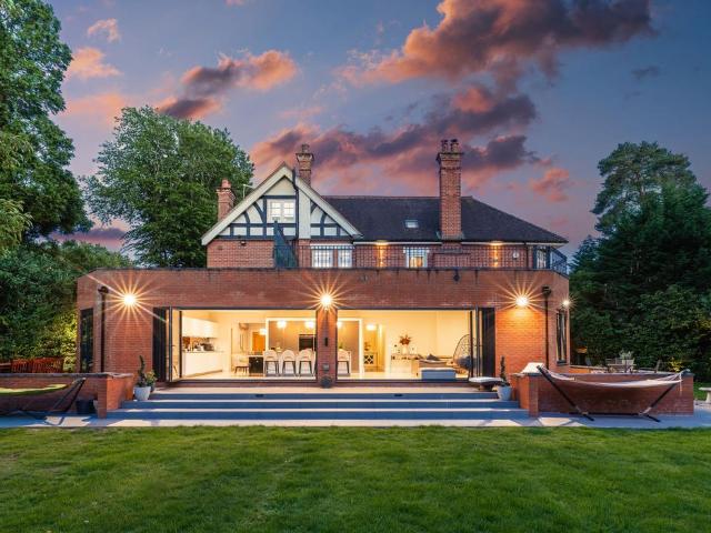 6 bedroom detached house for sale