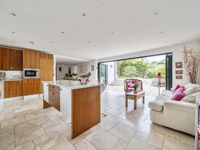 6 bedroom detached house for sale