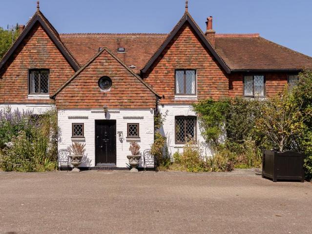 6 bedroom detached house for sale