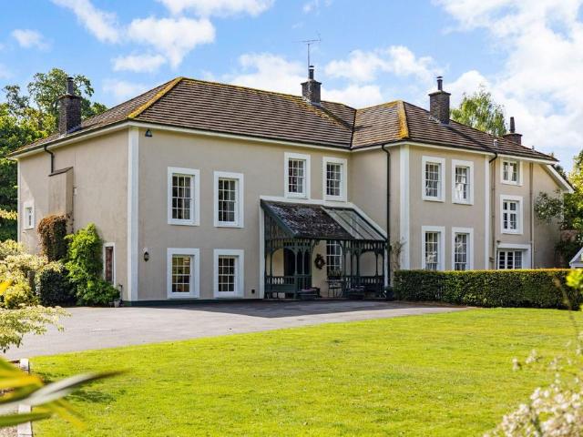 6 bedroom detached house for sale