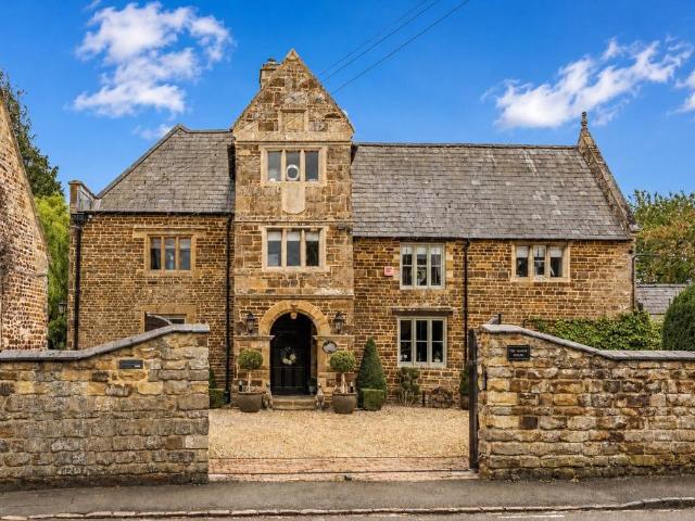 6 bedroom detached house for sale
