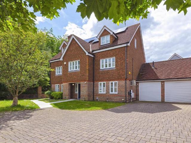 6 bedroom detached house for sale