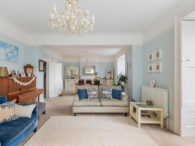 6 bedroom detached house for sale