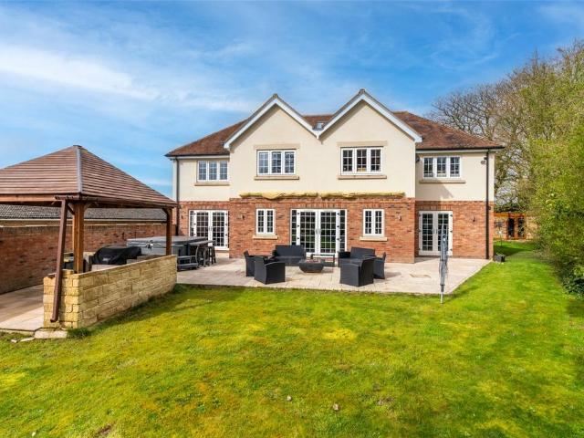 6 bedroom detached house for sale