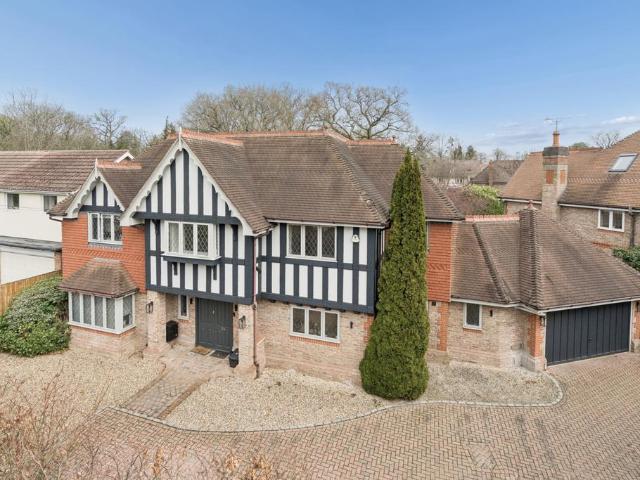 6 bedroom detached house for sale